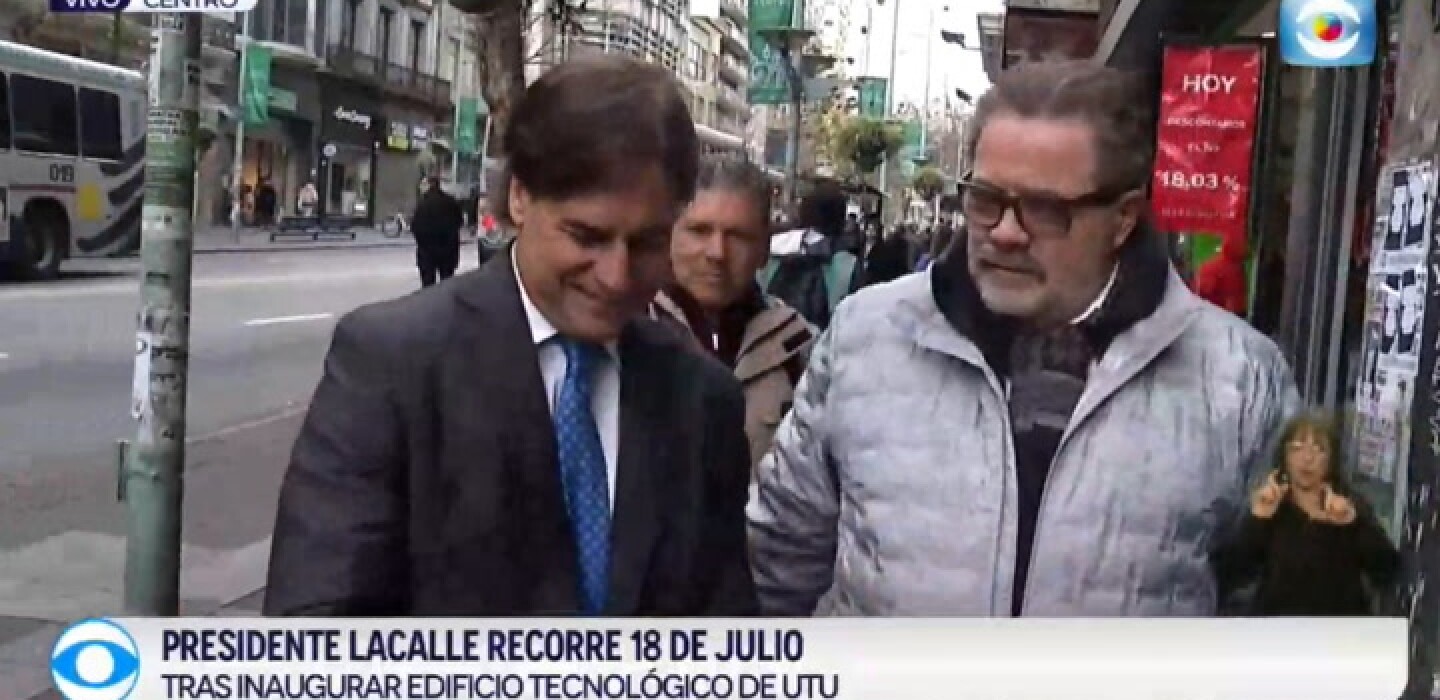 Lacalle Pou Caminando En 18 De Julio - EL PAÍS Uruguay